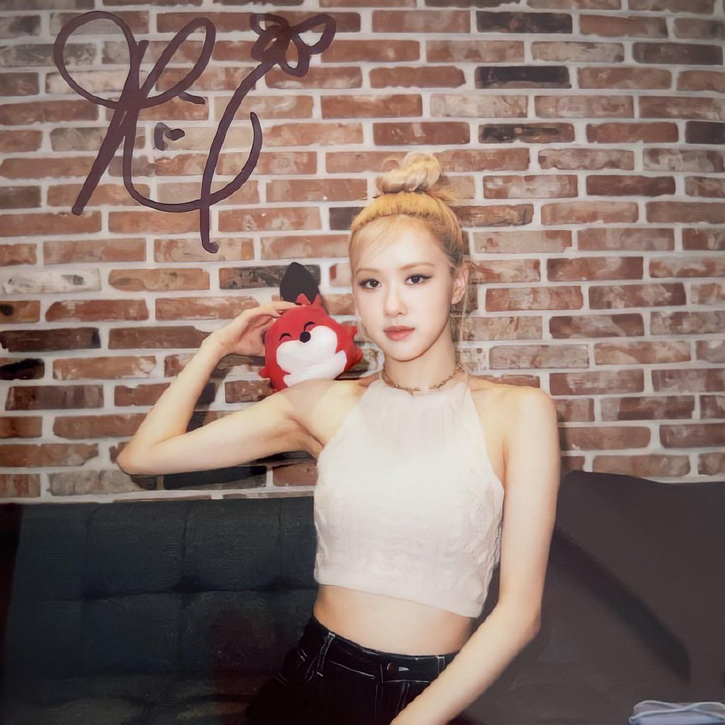 Áo Yếm Là Gì? Đặc Điểm & 10 Cách Phối Đồ Với Áo Yếm Phong Cách