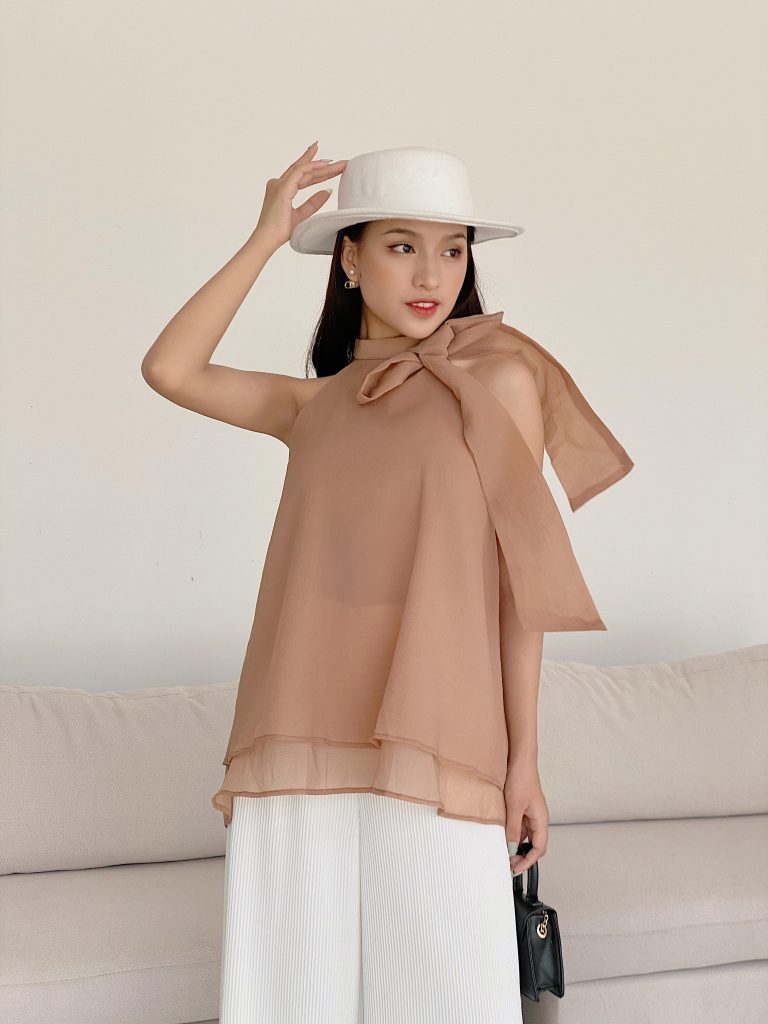 Áo Yếm Là Gì? Đặc Điểm & 10 Cách Phối Đồ Với Áo Yếm Phong Cách