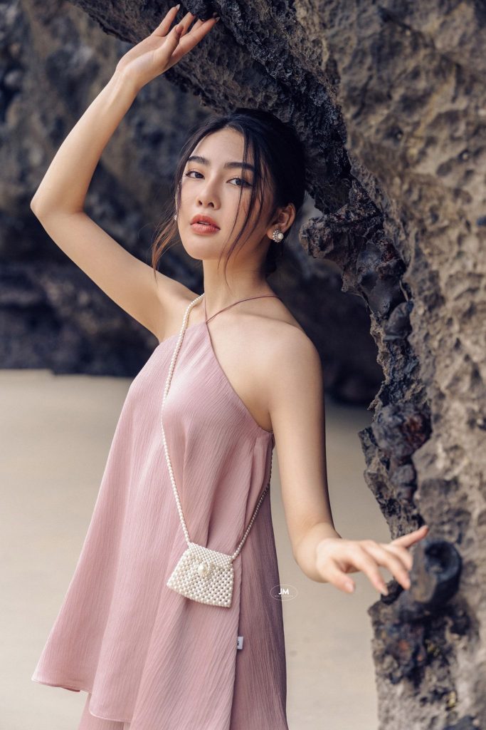 Áo Yếm Là Gì? Đặc Điểm & 10 Cách Phối Đồ Với Áo Yếm Phong Cách
