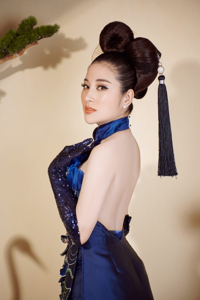 Áo Yếm Là Gì? Đặc Điểm & 10 Cách Phối Đồ Với Áo Yếm Phong Cách