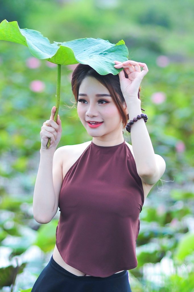 Áo Yếm Là Gì? Đặc Điểm & 10 Cách Phối Đồ Với Áo Yếm Phong Cách